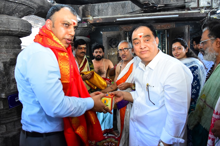 Sandeep Kumar Jha assumes charge as new Collector of Rajanna-Sircilla ...