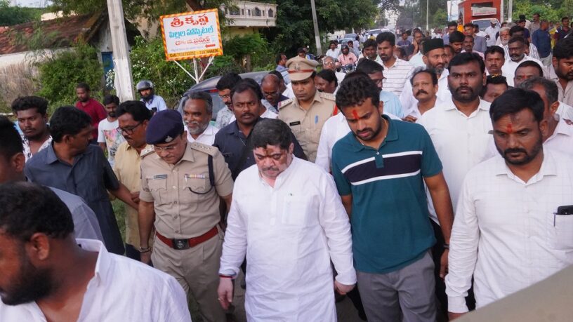 Tearful adieu to senior Congress leader Sammi Reddy in Jammikunta town ...