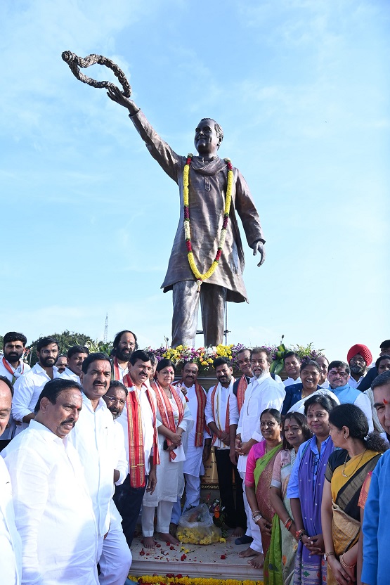 CM Revanth Reddy unveils statue of Rajiv Gandhi in front of Secretariat ...