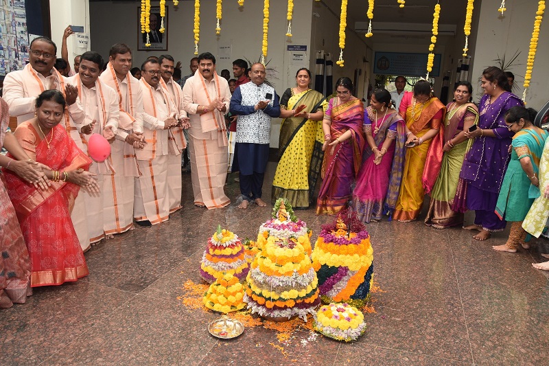 Students celebrate ‘Ethnic Day’ with ethnicity on Satavahana University ...