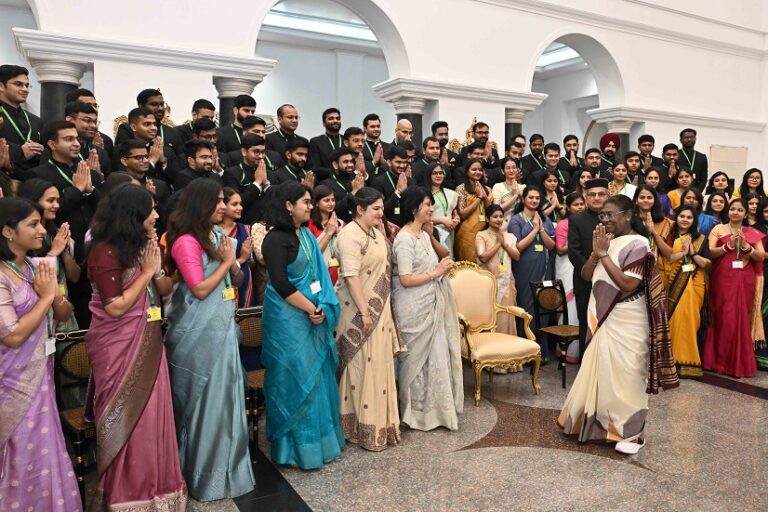 IAS officers of the 2023 batch call on the President Droupadi Murmu ...