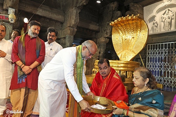 Union Minister of Roads and Transport Nitin Gadkari offered prayers in ...