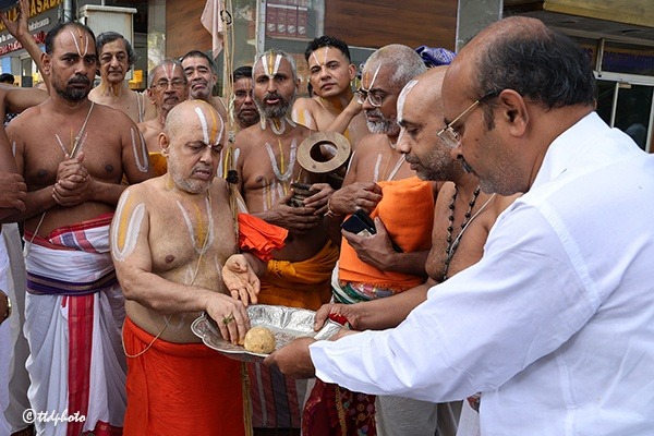 Chief Pontiff of Sri Rangam Srimath Andavan Ashramam offered prayers to ...