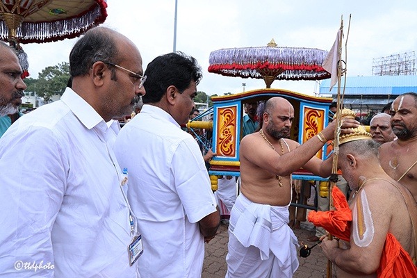 Chief Pontiff of Sri Rangam Srimath Andavan Ashramam offered prayers to ...