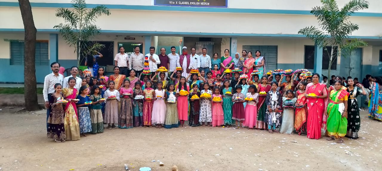 Students of GHS Kharkhanagadda celebrate Bathukamma with enthusiasm ...