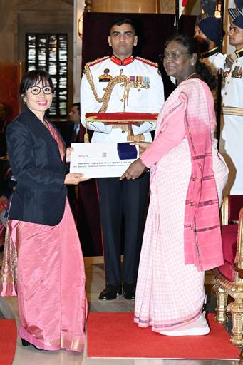 President of India Droupadi Murmu presents MY Bharat-National Service ...