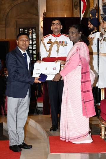 President of India Droupadi Murmu presents MY Bharat-National Service ...